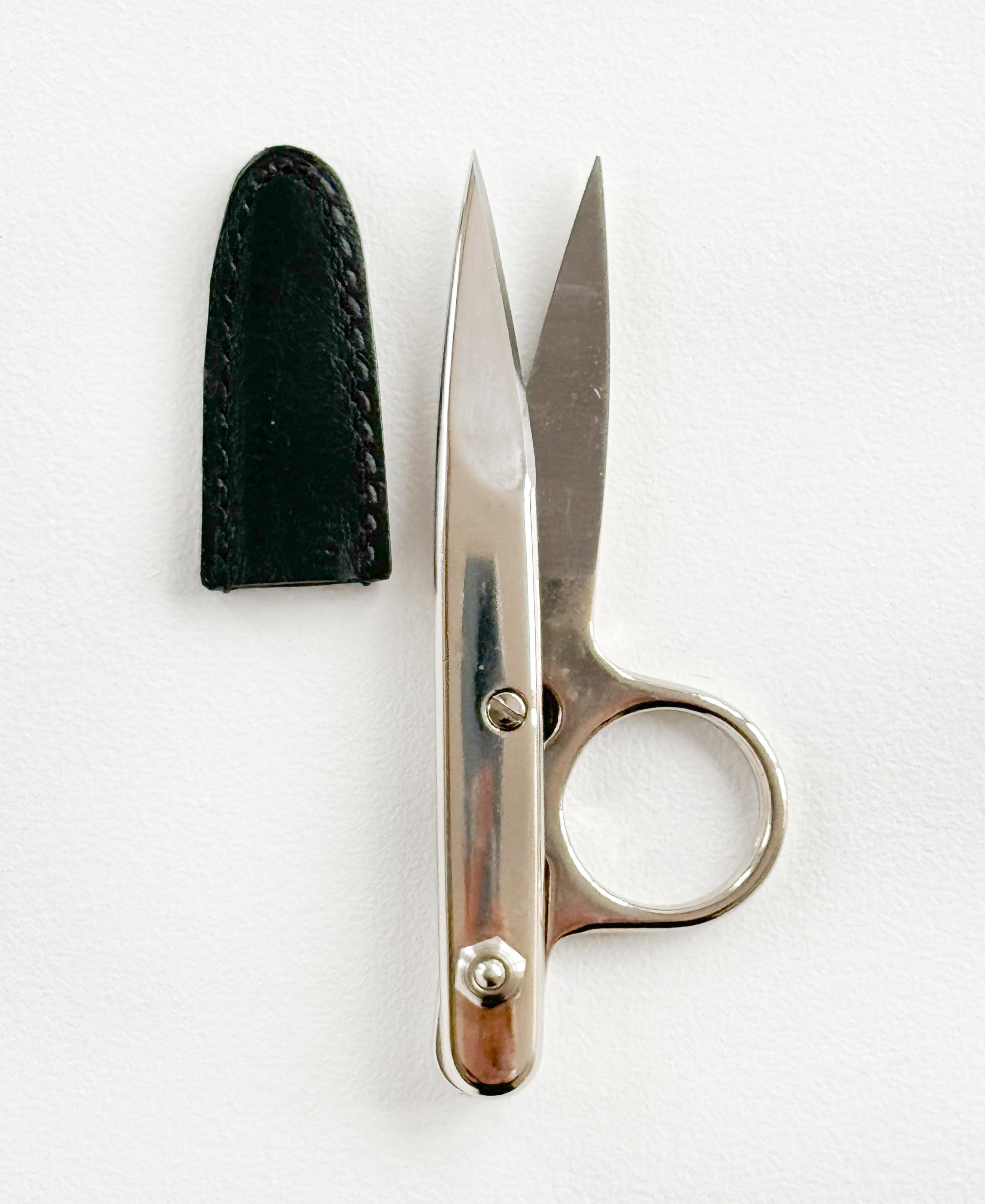 Thread clipper with leather pouch – studio carta shop
